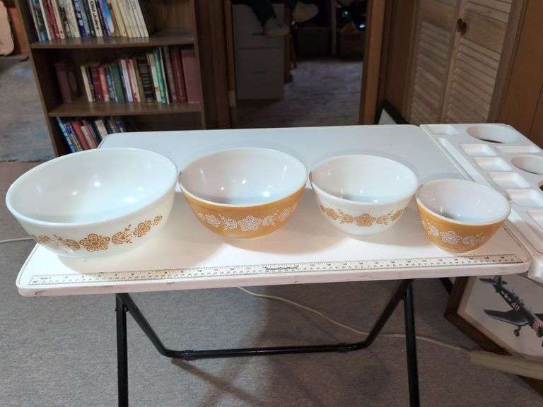 (BASE) VINTAGE 4-PC. PYREX NESTING MIXING BOWL SET - Isabell Auction
