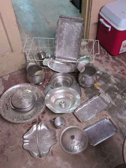 (BASE) LOT OF ASST'D VINTAGE ALUMINUM WARE - Isabell Auction