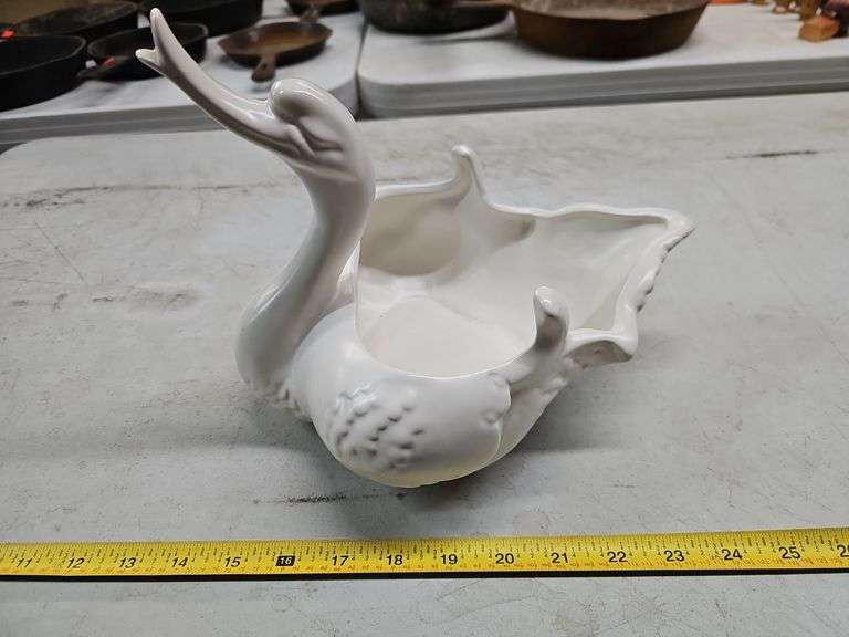 HULL SWAN PLANTER - Isabell Auction