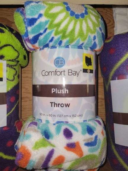 (H) PLUSH THROW - NEW - Isabell Auction