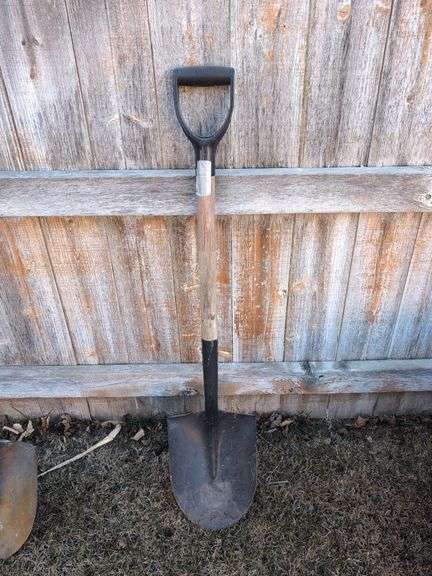(OUT) D-HANDLE SPADE POINT SHOVEL - Isabell Auction