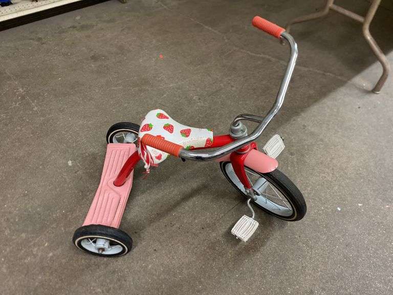 HEDSTROM STRAWBERRY SHORTCAKE TRIKE - Isabell Auction