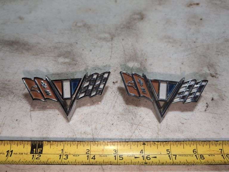 PAIR OF CHEVROLET V FLAG EMBLEMS - Isabell Auction