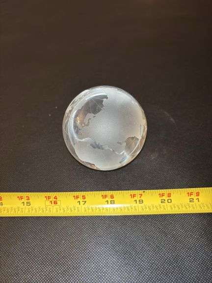 (DR) GLASS WORLD PAPERWEIGHT - Isabell Auction