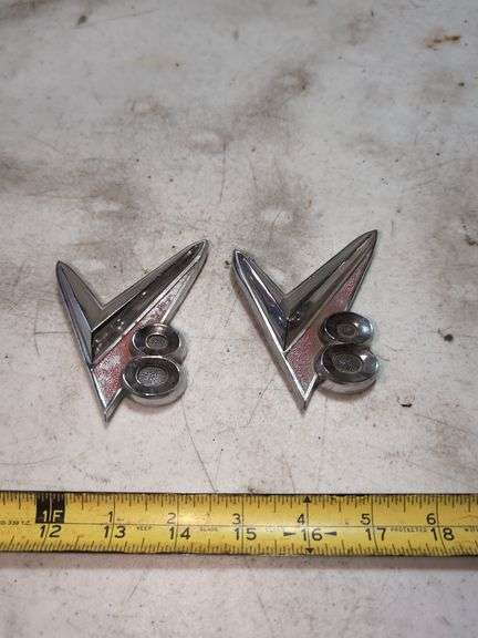 PAIR OF GMC V8 EMBLEMS - Isabell Auction