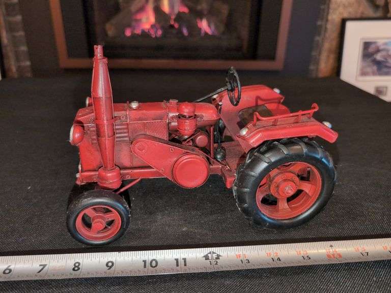 (DEN) DECORATIVE METAL TRACTOR - Isabell Auction