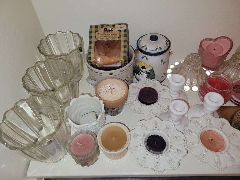 (MBA) LOT OF ASSORTED DECORATIVE CANDLE HOLDERS, CANDLES (USED), ETC. - Isabell Auction