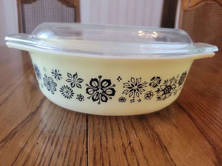 VINTAGE PYREX CASSEROLE DISH, 1.5 QUART - Isabell Auction