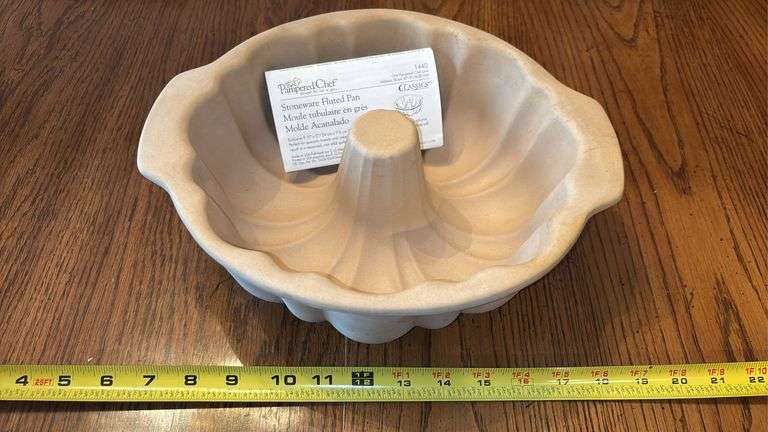 PAMPERED CHEF STONEWARE FLUTED PAN - Isabell Auction