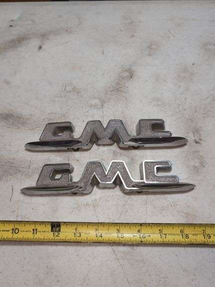PAIR OF GMC EMBLEMS - Isabell Auction