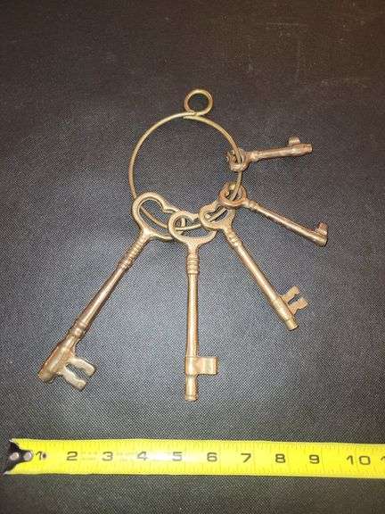 (DR) DECORATIVE BRASS KEYS ON RING - Isabell Auction