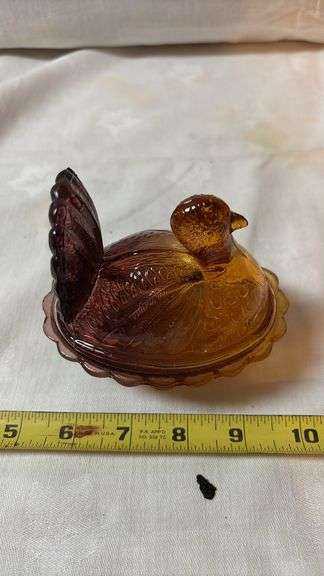 (K) AMBER GLASS TURKEY ON A NEST - Isabell Auction