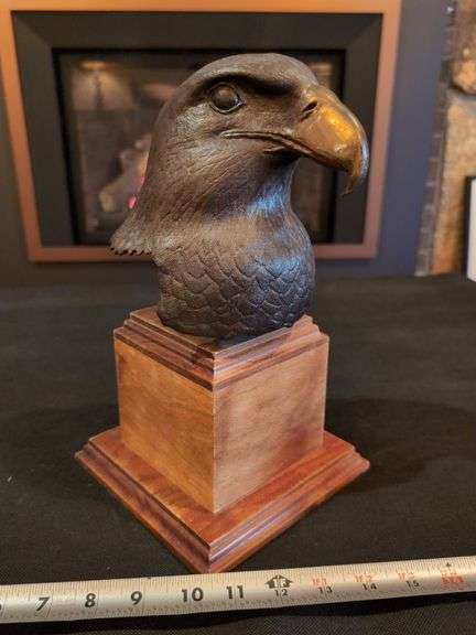 (DEN) BRONZE EAGLE SCULPTURE ON WOOD BLOCK BASE - Isabell Auction