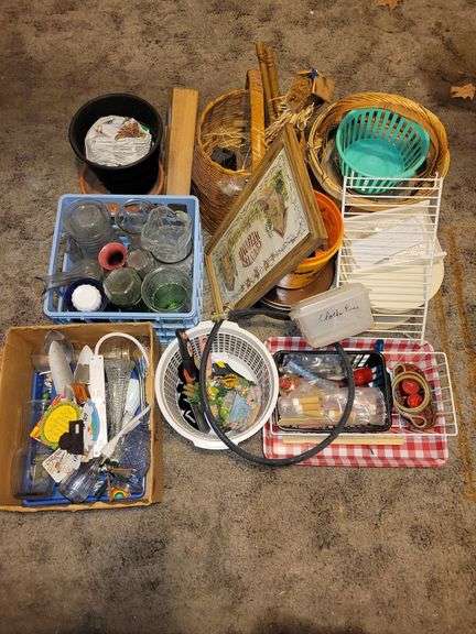 (G) LOT ASSORTED VASES, CANDLES, BASKETS, ETC. - Isabell Auction