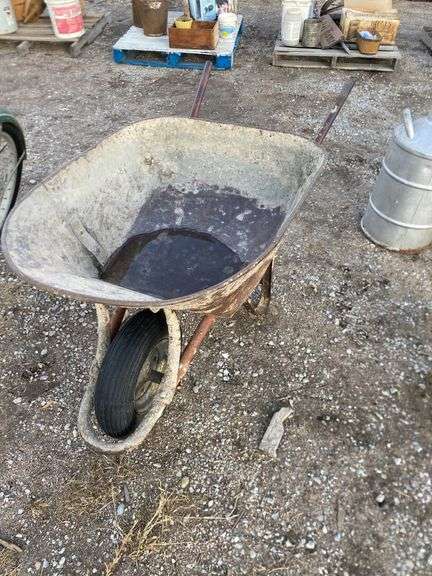 METAL WHEELBARROW - Isabell Auction