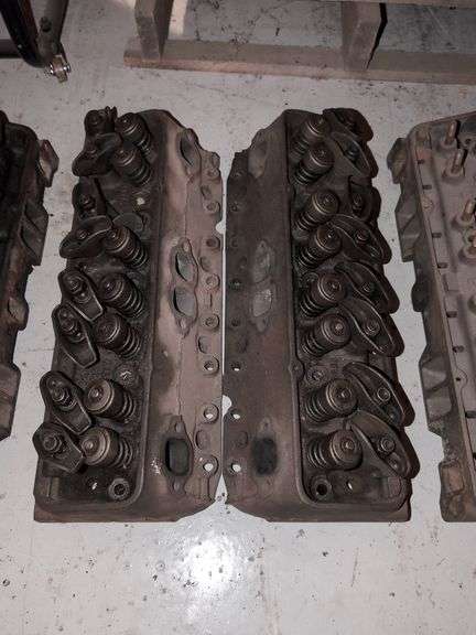 PAIR OF CHEVROLET 283 HEADS - Isabell Auction