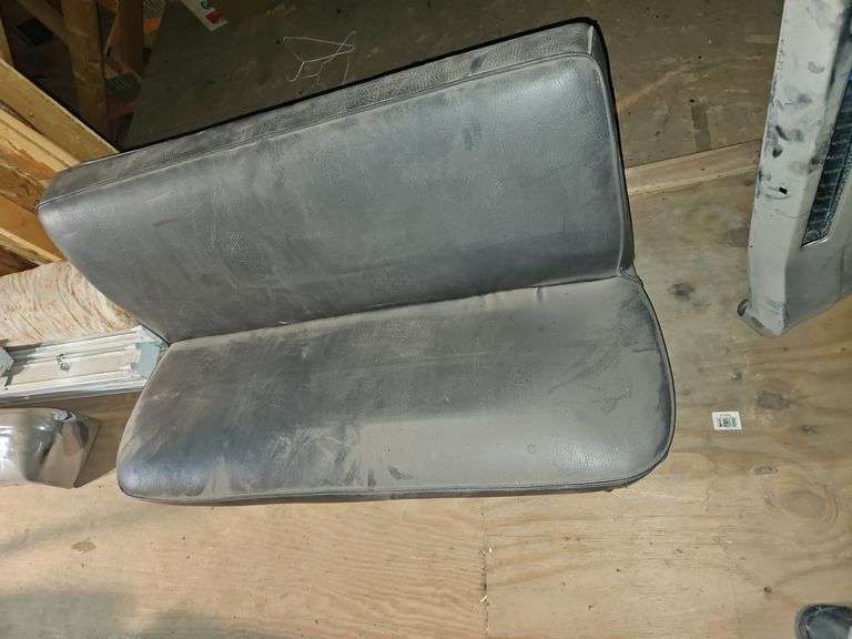 (UP) 51" L VINYL BENCH SEAT - Isabell Auction