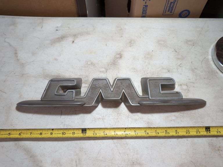 GMC HOOD EMBLEM - Isabell Auction