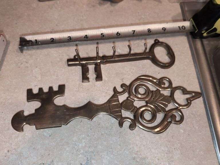 (DEN) DECORATIVE BRASS KEY & KEY HOLDER - Isabell Auction