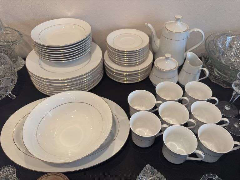 (DR) 45-PIECE CHINA PEARL DINNERWARE - Isabell Auction
