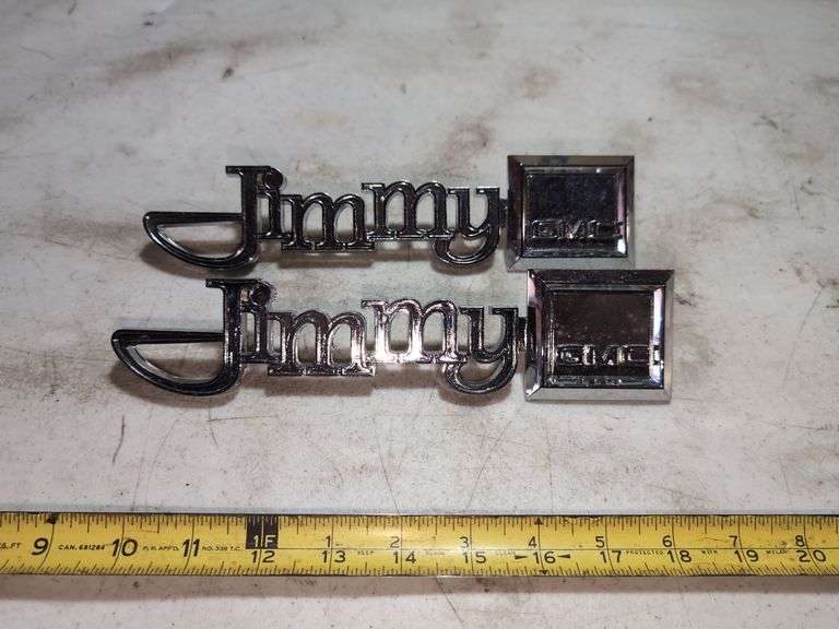 PAIR OF GMC JIMMY EMBLEMS - Isabell Auction
