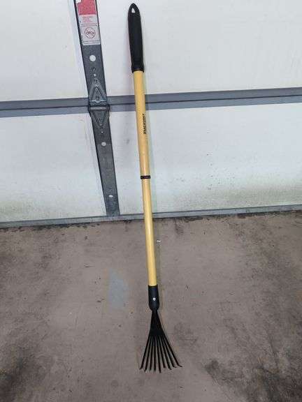 (G) SM. TELESCOPING RAKE - Isabell Auction