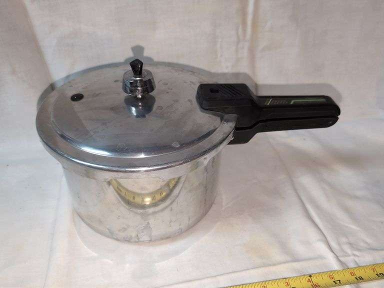 (K) PRESTO PRESSURE COOKER WITH WEIGHT - Isabell Auction