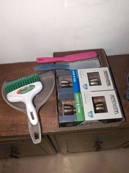 (G) ASST'D DOOR KNOBS & HAND BROOMS - Isabell Auction