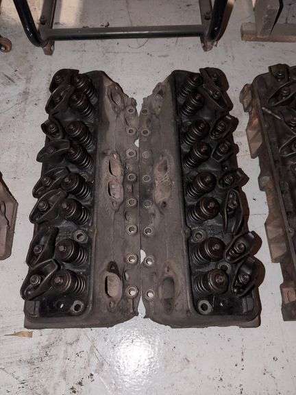PAIR OF CHEVROLET 283 HEADS - Isabell Auction