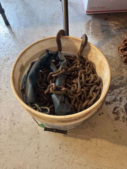 BUCKET OF ASSORTED CHAINS - Isabell Auction
