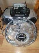 (LR) ELECTRIC CD/CASSETTE PLAYER/RADIO, ELECTRIC DESK FAN - Isabell Auction