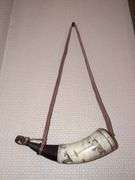(DEN) POWDER HORN ARTWORK - Isabell Auction