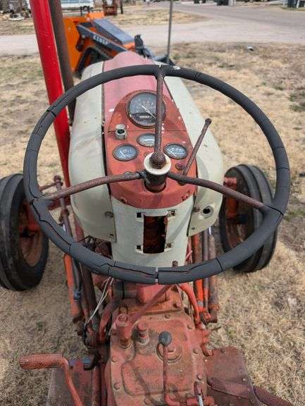 1957 FORD 801 TRACTOR (RUNS WEAK) (NO BATTERY) - Isabell Auction
