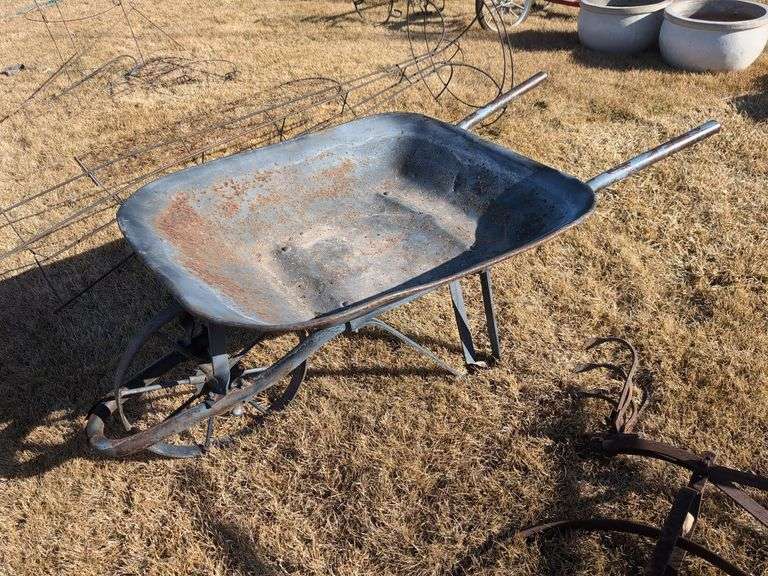 (OUT) VINTAGE STEEL WHEELBARROW - Isabell Auction