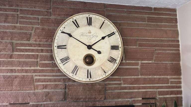 (LR) 29” DIA. BATTERY OPERATED DECORATIVE CLOCK - Isabell Auction