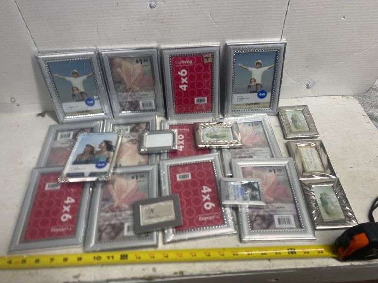 ASSORTED PHOTOS FRAMES - Isabell Auction