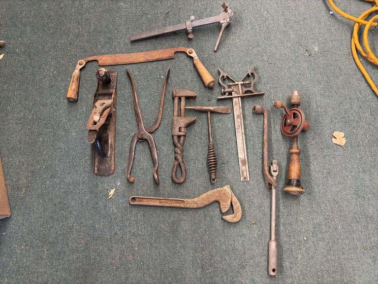 ASSORTED VINTAGE HAND TOOLS - Isabell Auction