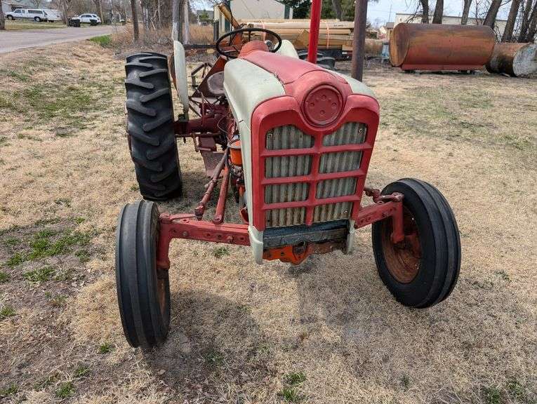 1957 FORD 801 TRACTOR (RUNS WEAK) (NO BATTERY) - Isabell Auction