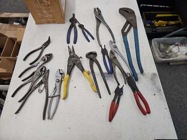 ASSORTED PLIERS - Isabell Auction
