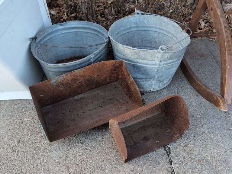 (OUT) (2) VINTAGE GALVANIZED BUCKETS & (2) METAL FEEDERS - Isabell Auction