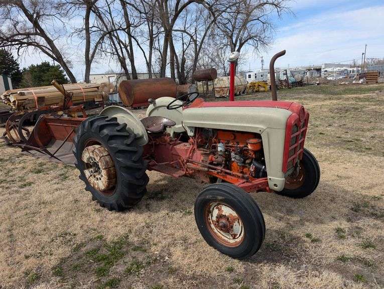 1957 FORD 801 TRACTOR (RUNS WEAK) (NO BATTERY) - Isabell Auction