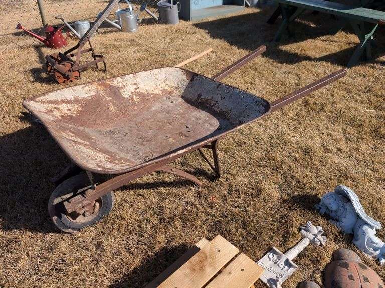 (OUT) VINTAGE STEEL WHEELBARROW - Isabell Auction