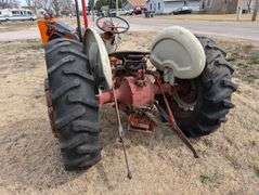 1957 FORD 801 TRACTOR (RUNS WEAK) (NO BATTERY) - Isabell Auction