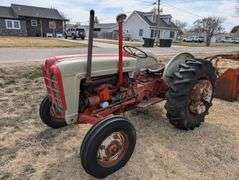 1957 FORD 801 TRACTOR (RUNS WEAK) (NO BATTERY) - Isabell Auction