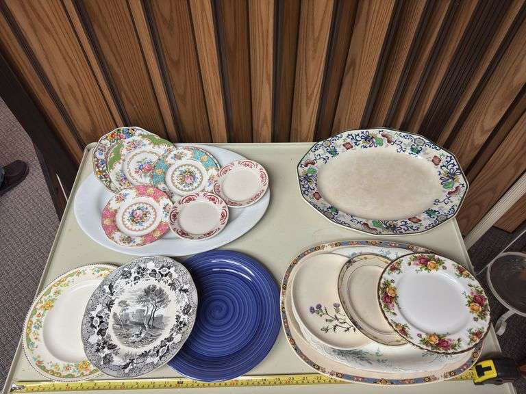 ASSORTED PLATES AND PLATTERS - Isabell Auction
