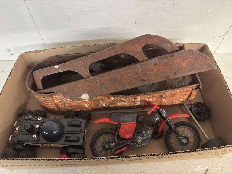 VINTAGE TRAILERS, DIRT BIKE, AND SPACE INVADER MB-7 - Isabell Auction