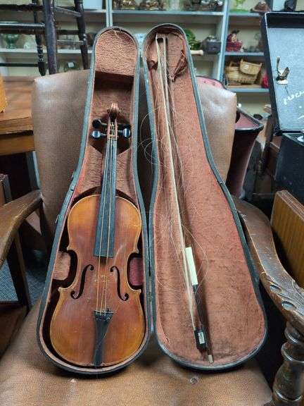 ANTIQUE VIOLIN WITH BOW & WOODEN COFFIN CASE - Isabell Auction