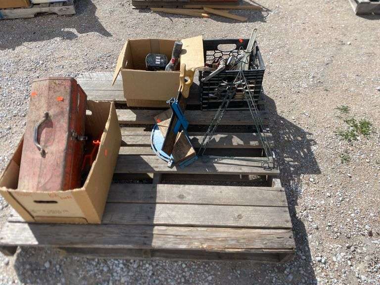 (OUT) ASSORTED TOOLS, TOOL BOX, PUTTY KNIVES, DECOR, ETC - Isabell Auction