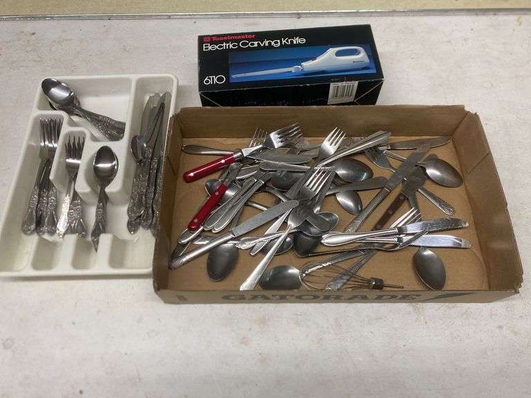ASSORTED FLATWARE AND TOASTMASTER ELECTRIC CARVING KNIFE - Isabell Auction