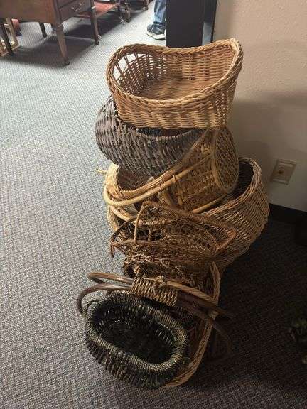 ASSORTED WICKER BASKETS - Isabell Auction